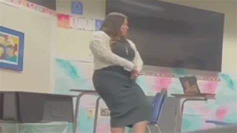 Maestra Hispana En Investigación Por Alentar Una Pelea Entre Alumnos En