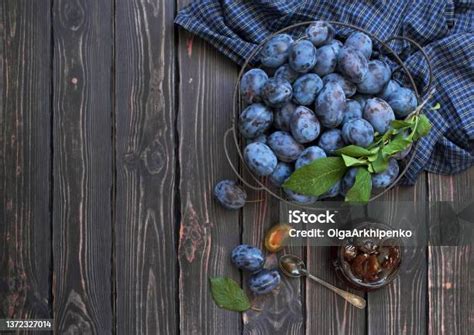 유리 항아리에 수제 매실 잼과 복사 공간 상단보기와 어두운 소박한 나무 배경에 그릇에 신선한 파란색 자두 가을에 대한 스톡 사진 및 기타 이미지 Istock