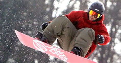 〈스포츠칸〉 건강한 겨울스포츠 세상 1 스노보드 부상 안전장비 갖추면 쿨한 질주