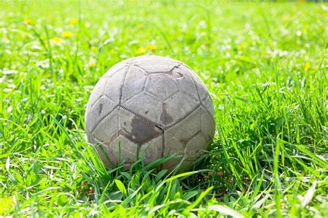 Vieux Ballon De Football Sur L Herbe Verte 14269947 Photo De Stock Chez