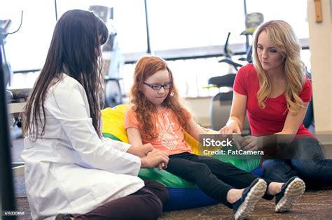 물리 치료 세션 중 젊은 여성 아이 3 명에 대한 스톡 사진 및 기타 이미지 3 명 거울 건강관리와 의술 Istock