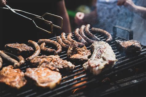바베 큐 튀김 스테이크 갈비 고기 및 소시지 자연 가족 및 친구 들과 휴가에 주말 토닝 기술 매트 0명에 대한 스톡 사진 및