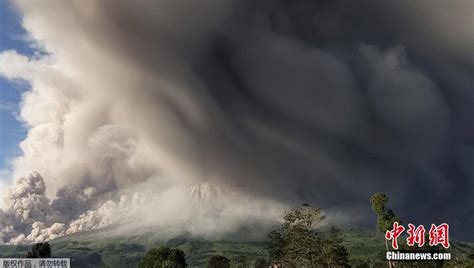 印尼锡纳朋火山喷发 浓烟腾起仿佛升起蘑菇云 搜狐大视野 搜狐新闻