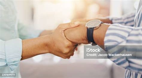 집 손을 잡고 사랑으로 부부를 지지하고 편안하게 유대감을 형성합니다 클로즈업 사람과 남자 여자 공감과 애정 정서적 치유 감사와