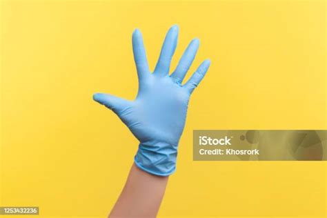 파란색 수술 장갑을 착용하고 사람의 손을 드러내거나 손을 흔들며 인사를 나누는 프로필 사이드 뷰 클로즈업 손 흔들기에 대한 스톡 사진 및 기타 이미지 Istock