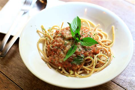 나무 테이블 배경에 흰색 접시에 상단에 바 질 잎 신선한 스파게티 토마토 소스를 닫습니다 음식과 건강 한 개념 0명에 대한 스톡 사진 및 기타 이미지 Istock