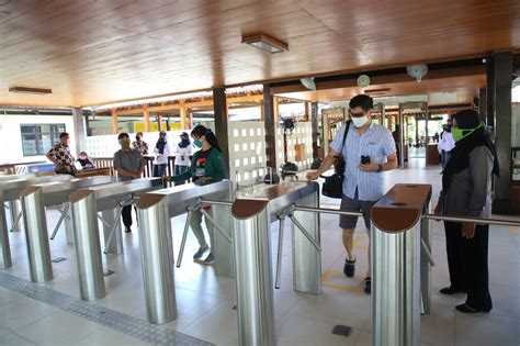 Hari Pertama Uji Coba Operasional 266 Wisatawan Kunjungi Candi