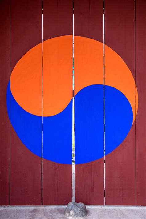 유토이미지 태극문양이 그려진 나무 대문