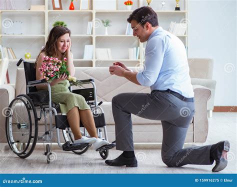 L Uomo Che Fa La Proposta Di Matrimonio Alla Donna Disabile Sulla Sedia