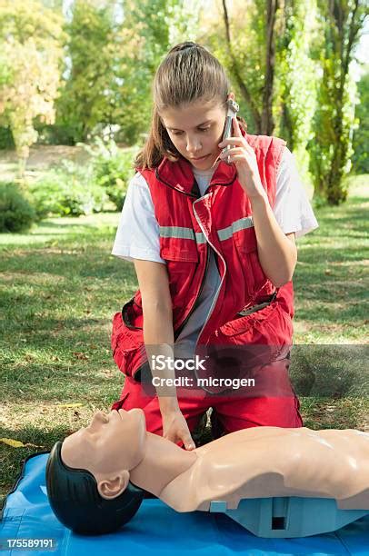 Cpr 순서전화 지원 심폐소생술에 대한 스톡 사진 및 기타 이미지 심폐소생술 전화 사용 원조 Istock
