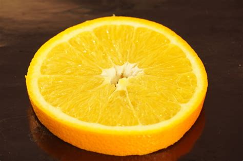 잘 익은 수분이 많은 오렌지 배경에 고립 반지로 잘라 오렌지 0명에 대한 스톡 사진 및 기타 이미지 0명 Round Two