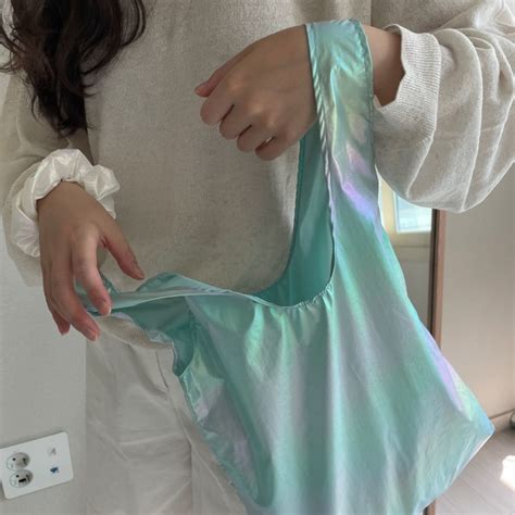 홀로그램 마켓백 감도 깊은 취향 셀렉트샵 29cm