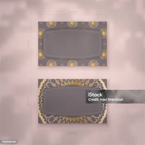 Template Kartu Nama Dalam Warna Coklat Dengan Pola Emas Yunani Untuk