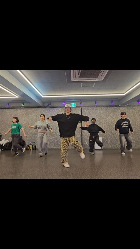 댄스베이직튜토리얼 보시면서 이해 안되는 동작 있으면 댓글 달아주세요~ 😄 킥스텝 할 때 주의사항은 이전 릴스를 참고 부탁드립니다😁 댄스기초 댄스베이직 댄스