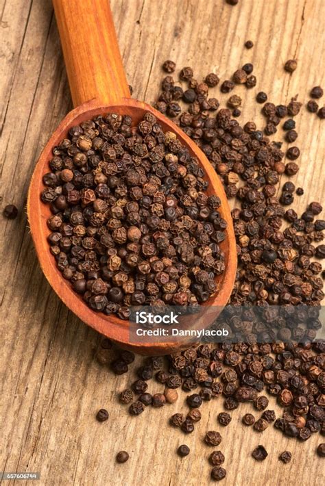 근접 촬영 후추 나무 숟가락에 오래 된 나무 배경에서 전체 가루로 빻은에 대한 스톡 사진 및 기타 이미지 가루로 빻은 갈색 건강한 생활방식 Istock