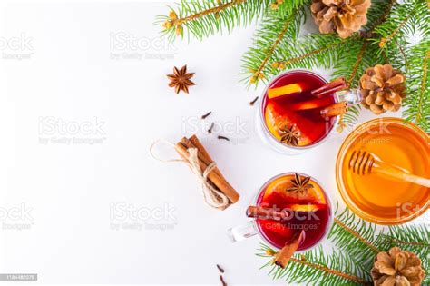 향신료와 유리 머그잔에 멀드 와인 계피 아니스 및 전나무 가지와 멀드 와인 의 안경 겨울 크리스마스 음료입니다 맨 위 보기 플랫 레이 0명에 대한 스톡 사진 및 기타 이미지