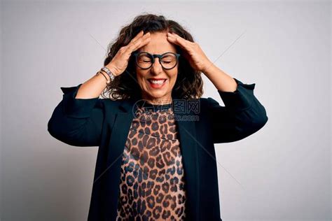 中年黑发女商人戴着眼镜站在孤立的白色背景上高清图片下载 正版图片506461965 摄图网