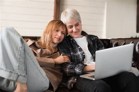 Muda Mencintai Santai Lesbian Pasangan Dua Pacar Memeluk Merangkul Di