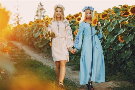 Les Filles Et Les Tournesols Photo Gratuite