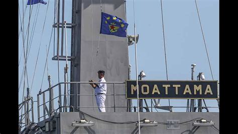 တပ်မတော်ရေ နှစ်ပတ်လည်နေ့၌ ရေငုပ်သင်္ဘောမင်းရဲသိင်္ခသူ တပ်တော်ဝင် ဓာတ်ပုံ