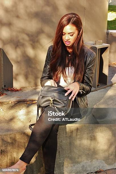 Brunette 여자아이 파기 통해 계산원이 자신의 갈색 머리에 대한 스톡 사진 및 기타 이미지 갈색 머리 검색 다리