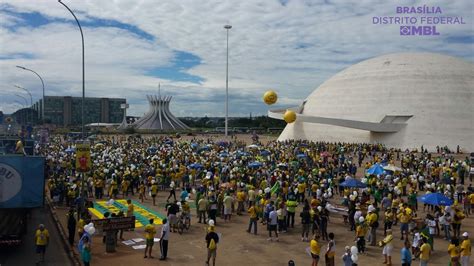 Milhares De Pessoas Se Reúnem Em Brasília E Caminham Até O Congresso