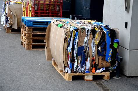 백화점에서 상자를 재활용하고 상품을 포장하여 압축 된 종이 제지 공장에서 재활용을 위해 가져갈 준비가 된 팔레트에 공장 산업 건물에 대한 스톡 사진 및 기타 이미지 Istock