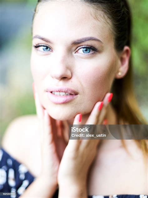 여자 다채로운 프랑스 매니큐어와 네일 디자인 손 및 손톱과 화장품에 대 한 관심과 패션 메이크업 미소에 대한 스톡 사진 및 기타