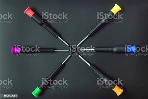 검은 색 배경에 여러 가지 색상의 손잡이가있는 드라이버 세트 별의 형태로 접혀 맨 위 보기입니다 선택적 초점 클로즈업 공간을