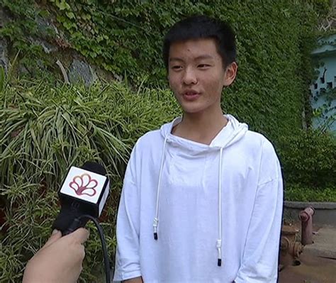 厉害了攀枝花这个娃娃亮相戛纳电影节红毯来认识一下