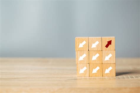 화살표가 있는 계단으로 나무 블록 스태킹을 정렬합니다 비즈니스 성장 성공 프로세스 개념에 대한 사다리 진로 0명에 대한 스톡