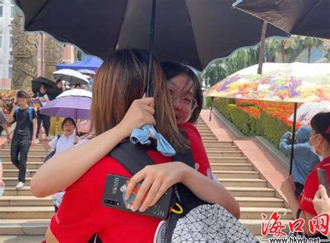 【直播｜2022海南高考】语文考试结束 考生与老师拥抱直呼：“我是最靓的仔！”海口网