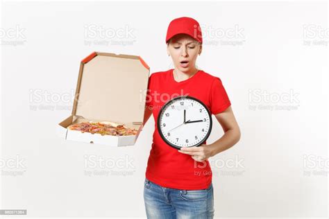흰색 배경에 고립 된 빨간 유니폼에 배달 여자 꽤 여성 모자 티셔츠 청바지 골 판지 Flatbox 및 클록에 이탈리아 피자를