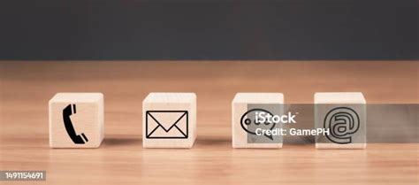 나무 큐브의 연락처 아이콘 웹 사이트 페이지 문의 또는 이메일 마케팅 개념 고객 서비스 및 지원 핫라인 문의하기 사람들 연결 0명에 대한 스톡 사진 및 기타 이미지 Istock