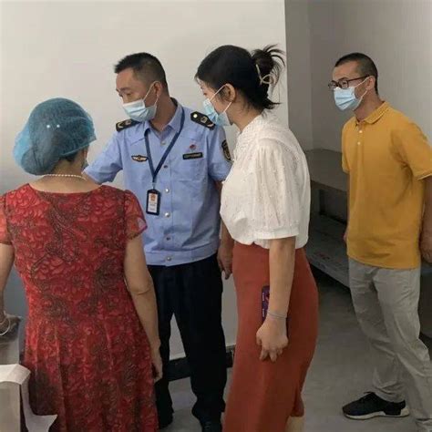 县市场监管局等多部门对学校开展联合检查食品食堂中小学