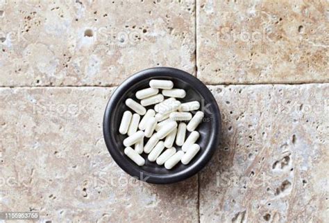 멜 라 토 닌 캡슐 건강 한 규정식 보충 교재에 대 한 개념 밝은 돌 배경입니다 바로 위 공간을 복사합니다 0명에 대한 스톡 사진 및 기타 이미지 Istock