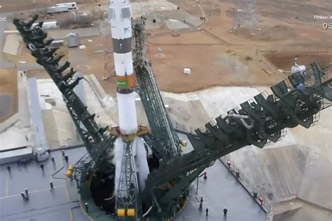 Cohete Ruso Con 3 Astronautas Parte Hacia La Estación Espacial