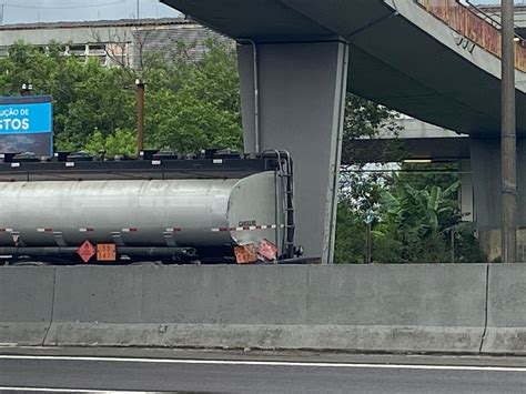 Acidente Com Caminhão Tanque Causa Vazamento De Combustível E Bloqueia