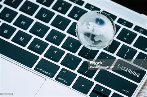 온라인 교육 기술 개념 학습 단어러닝에 유리 지구 지구에와 컴퓨터 노트북 키보드 언제 어디서 나 인터넷 월드 와이드를 통해 거리 연구의 주요 버튼 입력 결정체에 대한 스톡