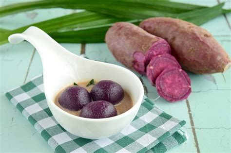 판단 야 자 설탕과 코코넛 밀크 소스를 가진 Kolak Candil 비 우 또는 자주색 고구마 찹쌀 공 0명에 대한 스톡 사진