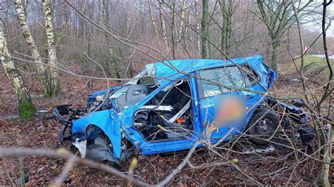 Samochód roztrzaskał się na drzewach Wpadł w poślizg