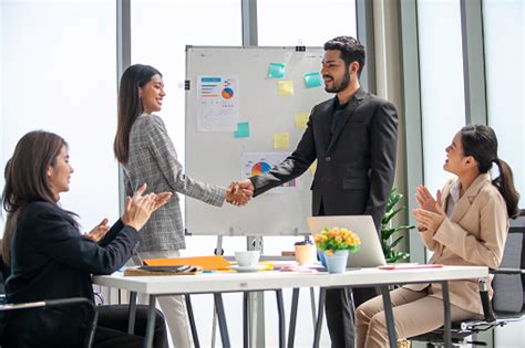 팀웍 딜 협력 파트너십 비즈니스 사람들이 악수하고 사무실에서 두 명의 사업가의 악수 동의에 대한 스톡 사진 및 기타 이미지 동의 모임 비즈니스 Istock