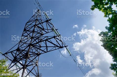 구름과 푸른 하늘에 대 한 높은 전압 파워 라인을 지원합니다 전기 산업입니다 0명에 대한 스톡 사진 및 기타 이미지 0명 가격 강철 Istock