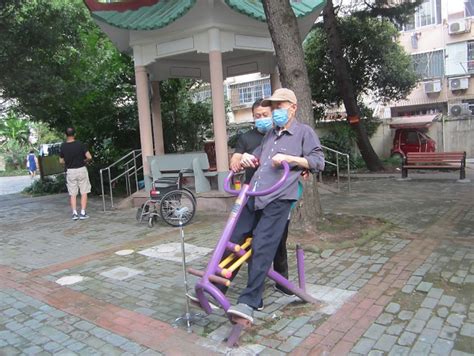 感动康复师小张为先生进行康复训练27 老小孩讲述