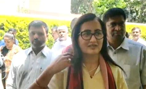 Lok Sabha Elections 2019 Ambareeshs Wife Sumalatha Ambareesh Meets