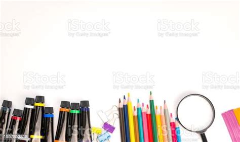 학교 개념으로 돌아갑니다 Flalt는 연필 돋보기 종이 클립 계산기로 누워 있습니다 Copyspace