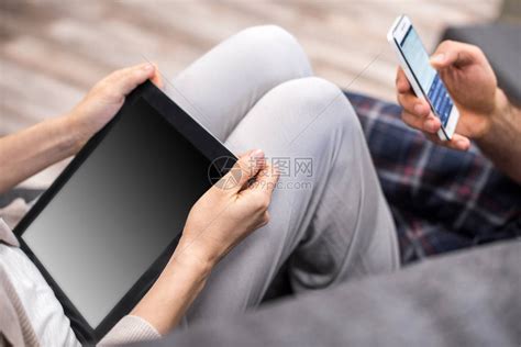 使用数字平板电脑和智能手机对男女高清图片下载 正版图片502566930 摄图网