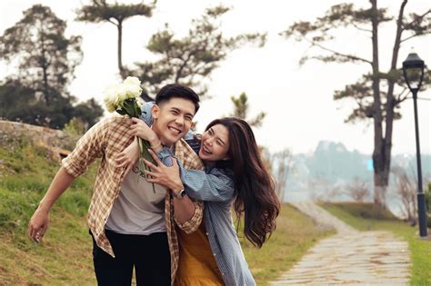 Chàng Trai đứng Bật Dậy Bỏ Về Khi Bạn Gái Cũ Giàn Giụa Nước Mắt Xin
