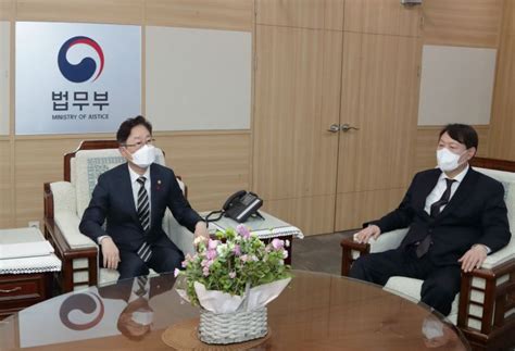 박범계 윤석열 환담서 국감·사법연수원 동기 등 추억 공유 인사 문제는 추후 논의 아시아경제