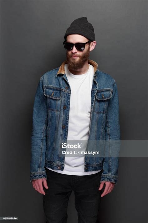 캐주얼 도시 스타일에 흰색 공백 T셔츠와 귀하의 로고 또는 디자인에 대 한 공간으로 야구 모자를 입고 수염과 Hipster 잘생긴 남성 모델 T 셔츠에 대한 스톡 사진 및